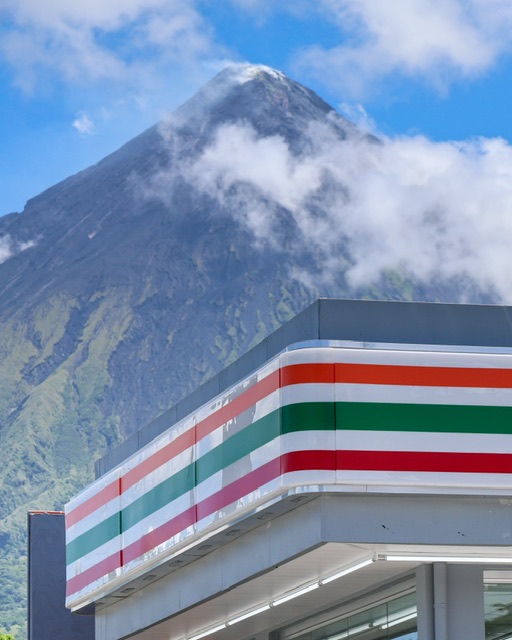 7-Eleven Branch in Albay Boasts a Breathtaking Backdrop of the Iconic ...